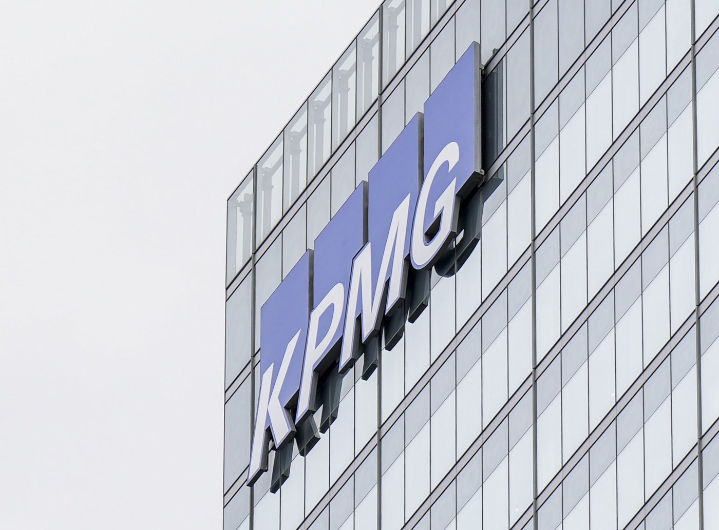 Canadians rarely go to bank branches, but like the option, KPMG survey says
